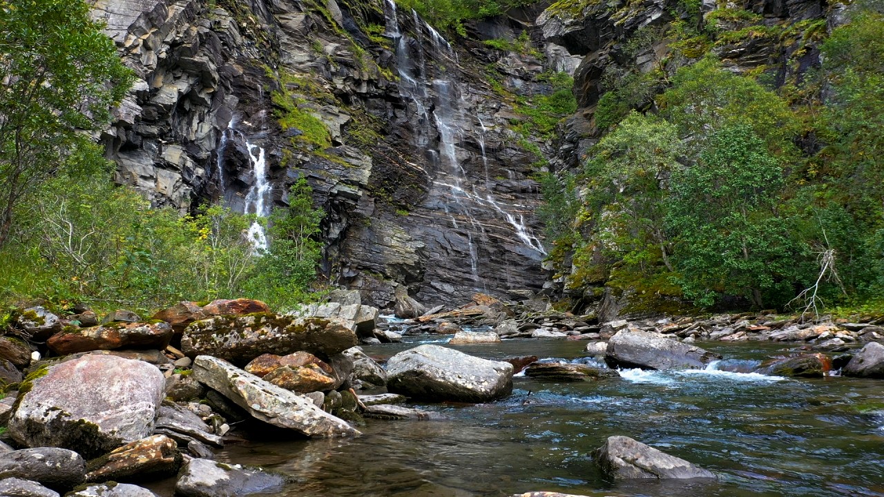 Sound of a river flowing in a rocky landscape